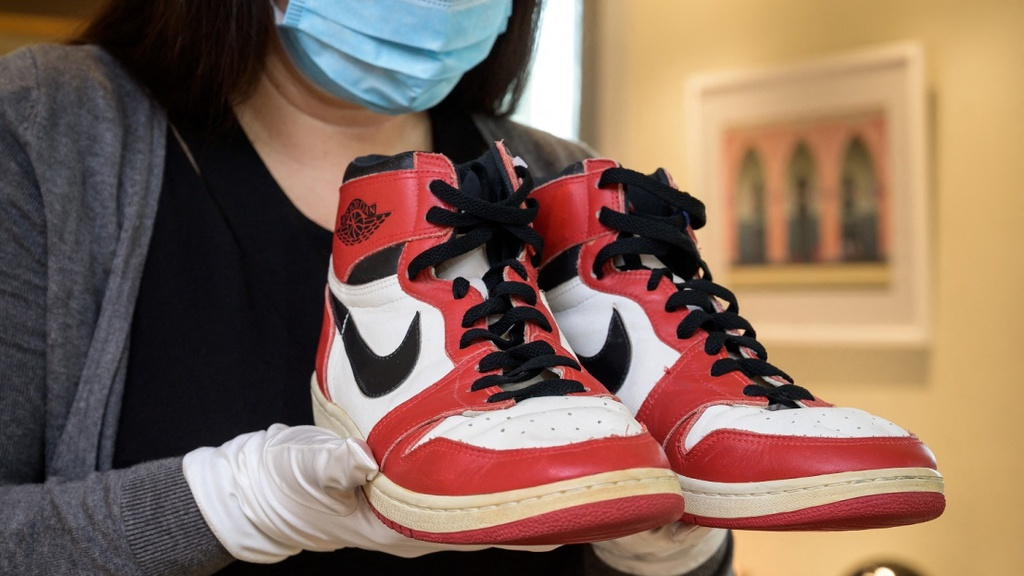 Giày của huyền thoại bóng rổ Michael Jordan được bán với giá kỷ lục 8 ...
