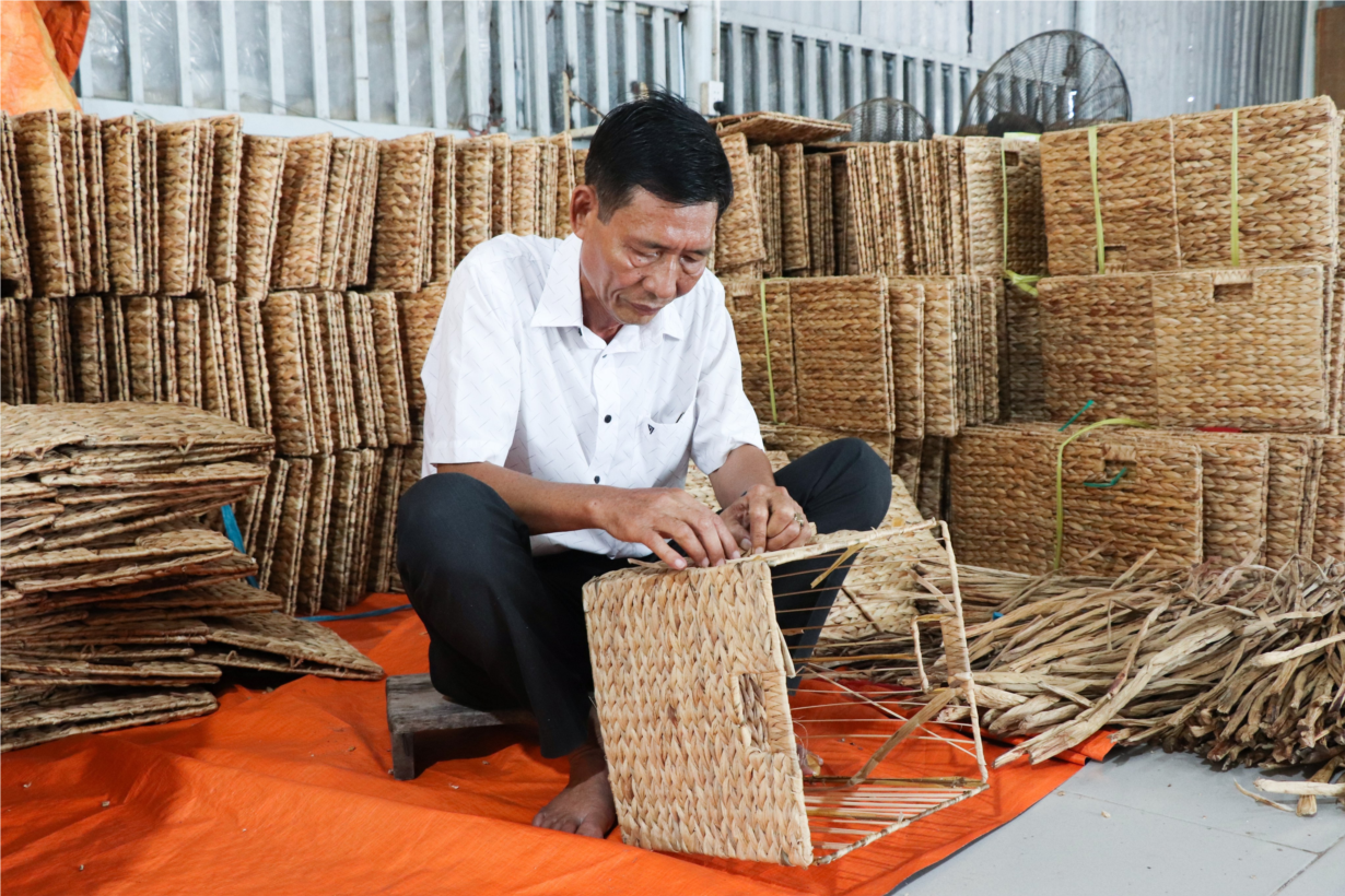 Nghệ nhân ưu tú Lê Văn Đạt, tỉnh Bà Rịa Vũng Tàu - người biến lục bình ...