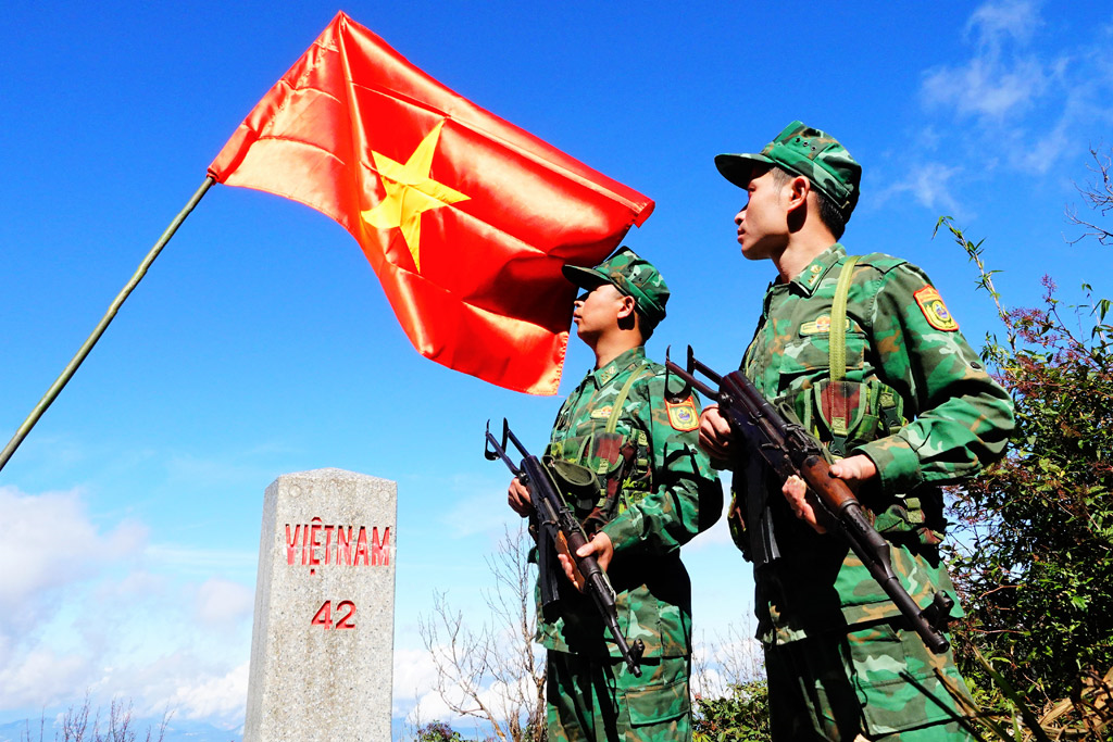 Giữa tầng trời - Ngời sáng hình ảnh bộ đội biên phòng