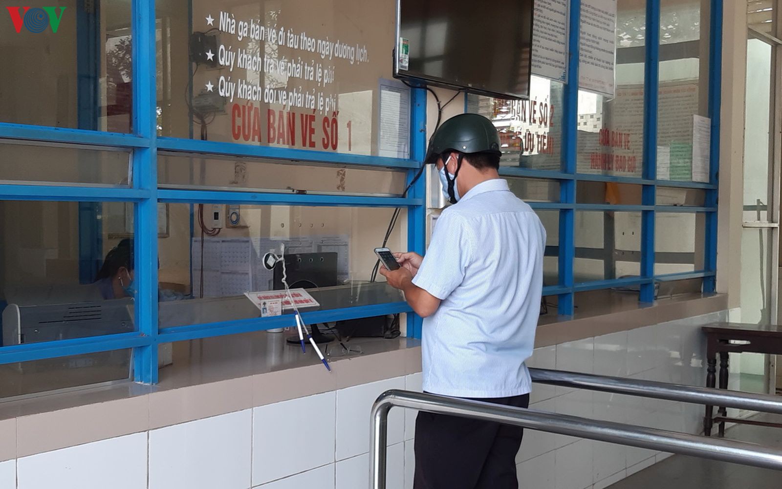 Ga Đông Hà từ chối bán vé cho khách không đeo khẩu trang, kê khai y tế