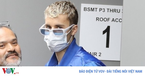 Justin Bieber đeo khẩu trang đưa vợ đến cơ sở y tế ở Mỹ