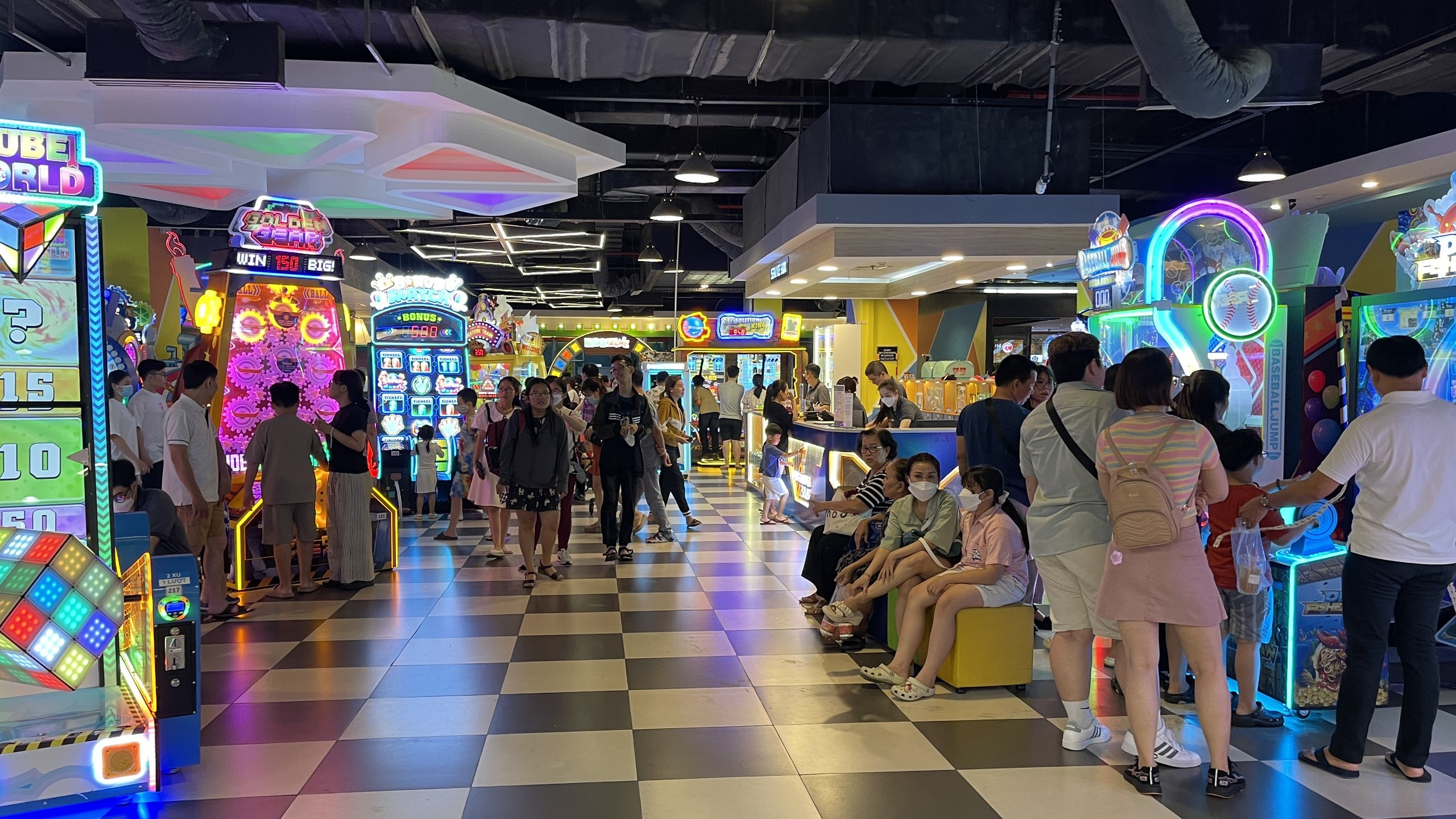 Trung tâm thương mại, siêu thị ở TP.HCM đông khách mua sắm dịp nghỉ lễ