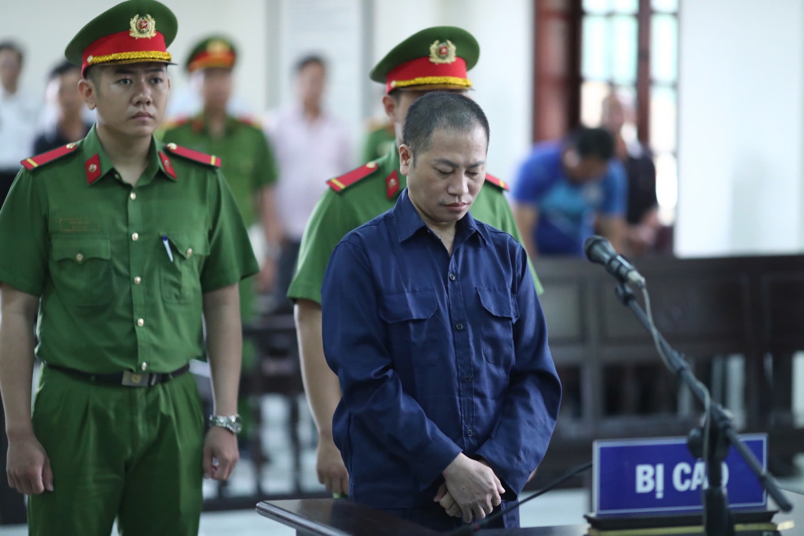 "Sư giả" Nguyễn Minh Phúc bật khóc khi nhìn thấy người thân tại tòa