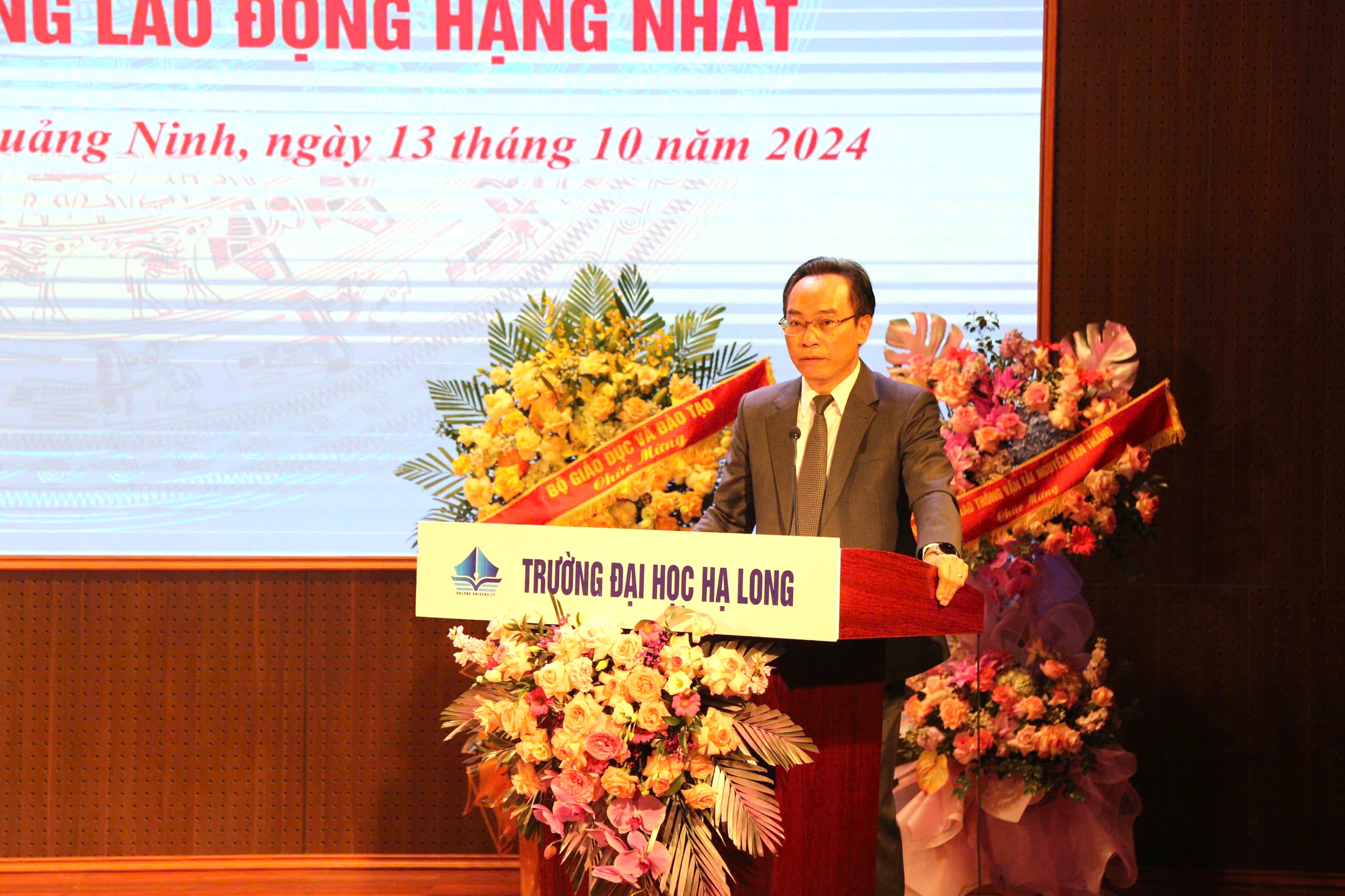 Đại học Hạ Long đón nhận Huân chương Lao động hạng Nhất
