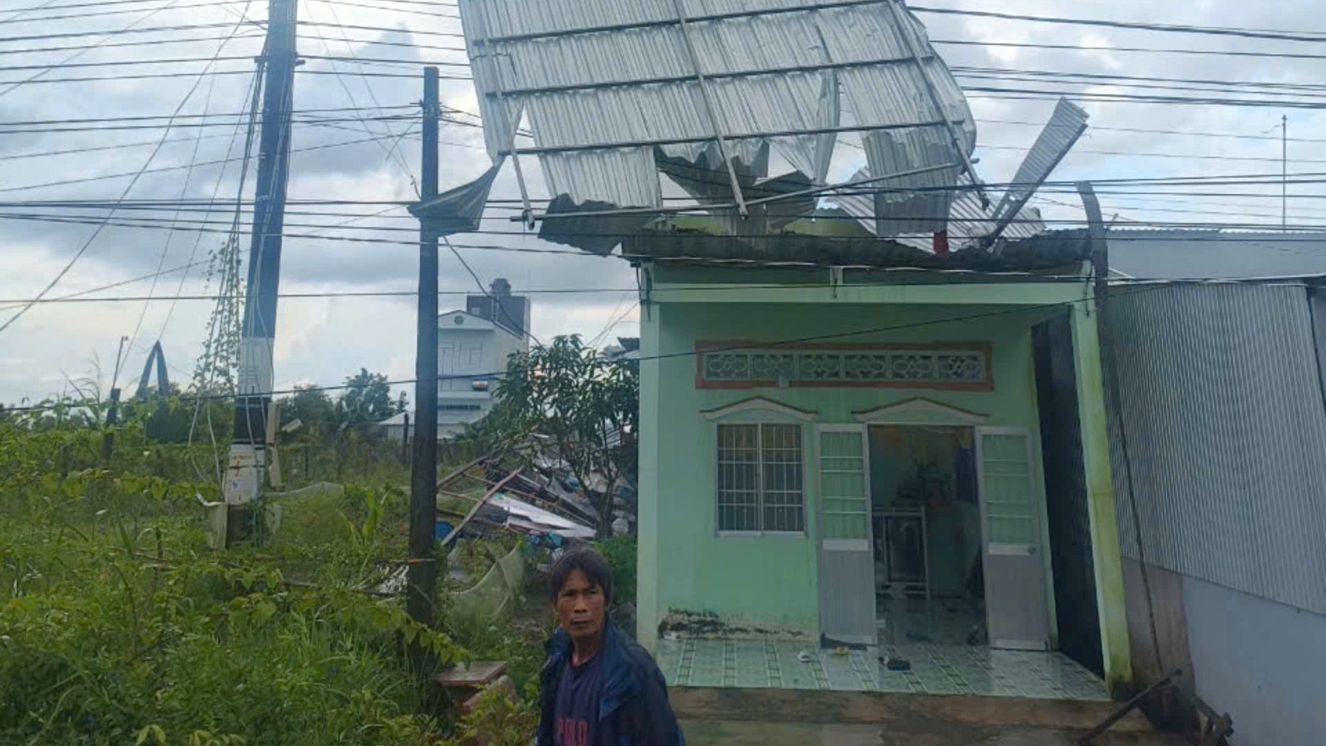 Cà Mau hỗ trợ hộ dân bị sập nhà do lốc xoáy