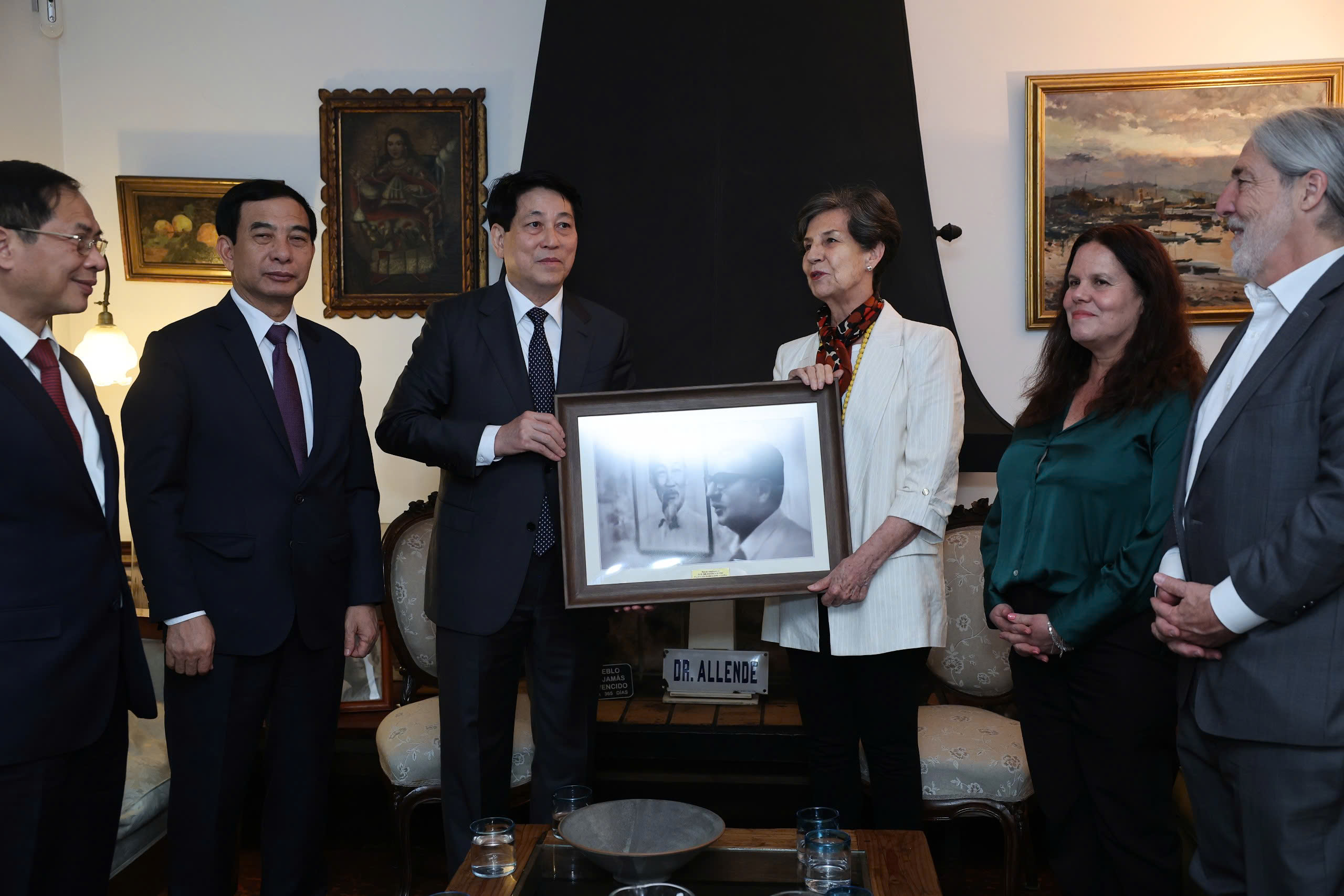 Chủ tịch nước Lương Cường thăm gia đình cố Tổng thống Chile Salvador ...