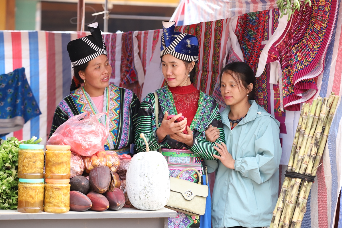 Rộn ràng Lễ hội miền đá cổ Hang Chú (Sơn La)