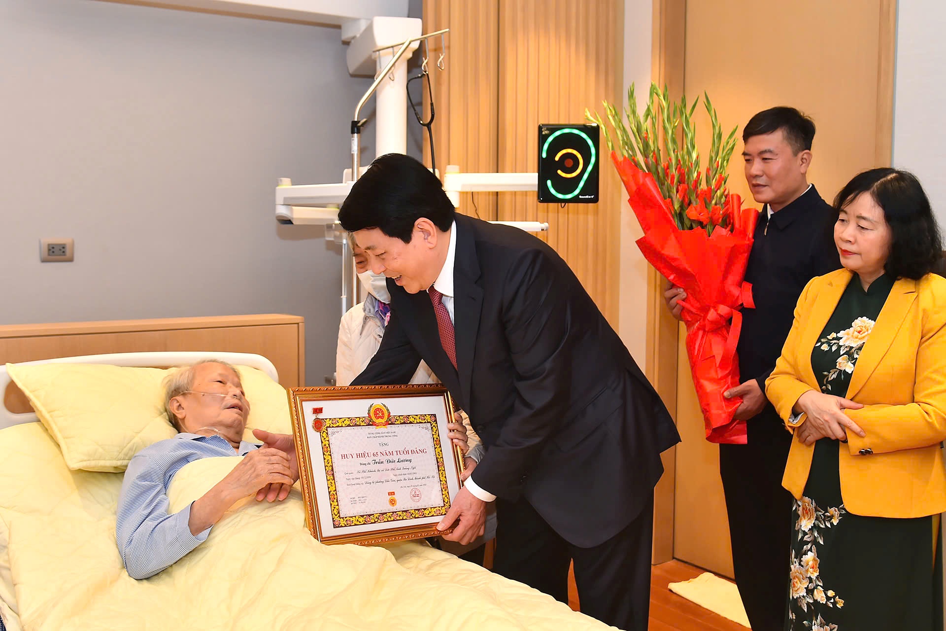 Nguyên Chủ tịch nước Trần Đức Lương nhận Huy hiệu 65 năm tuổi đảng