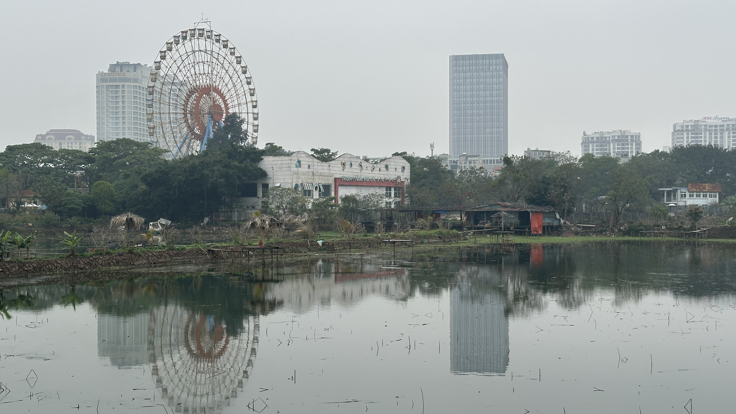 Công viên vui chơi có vòng đu quay khổng lồ bên Hồ Tây hư hỏng xuống cấp