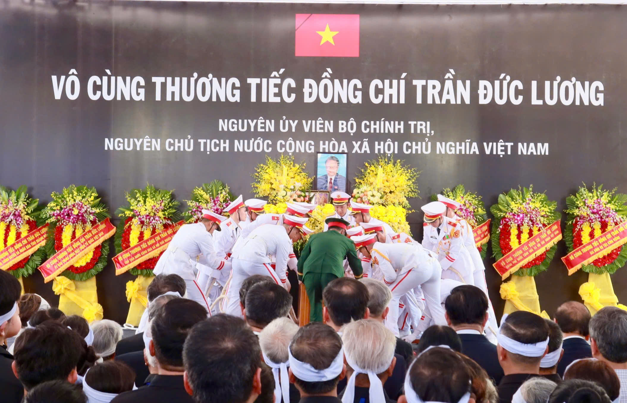 Toàn cảnh Lễ an táng nguyên Chủ tịch nước Trần Đức Lương tại quê nhà ...
