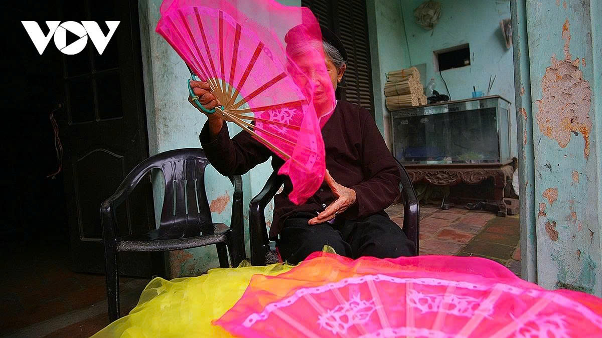 Discovering Chang Son traditional paper fan making village in Hanoi