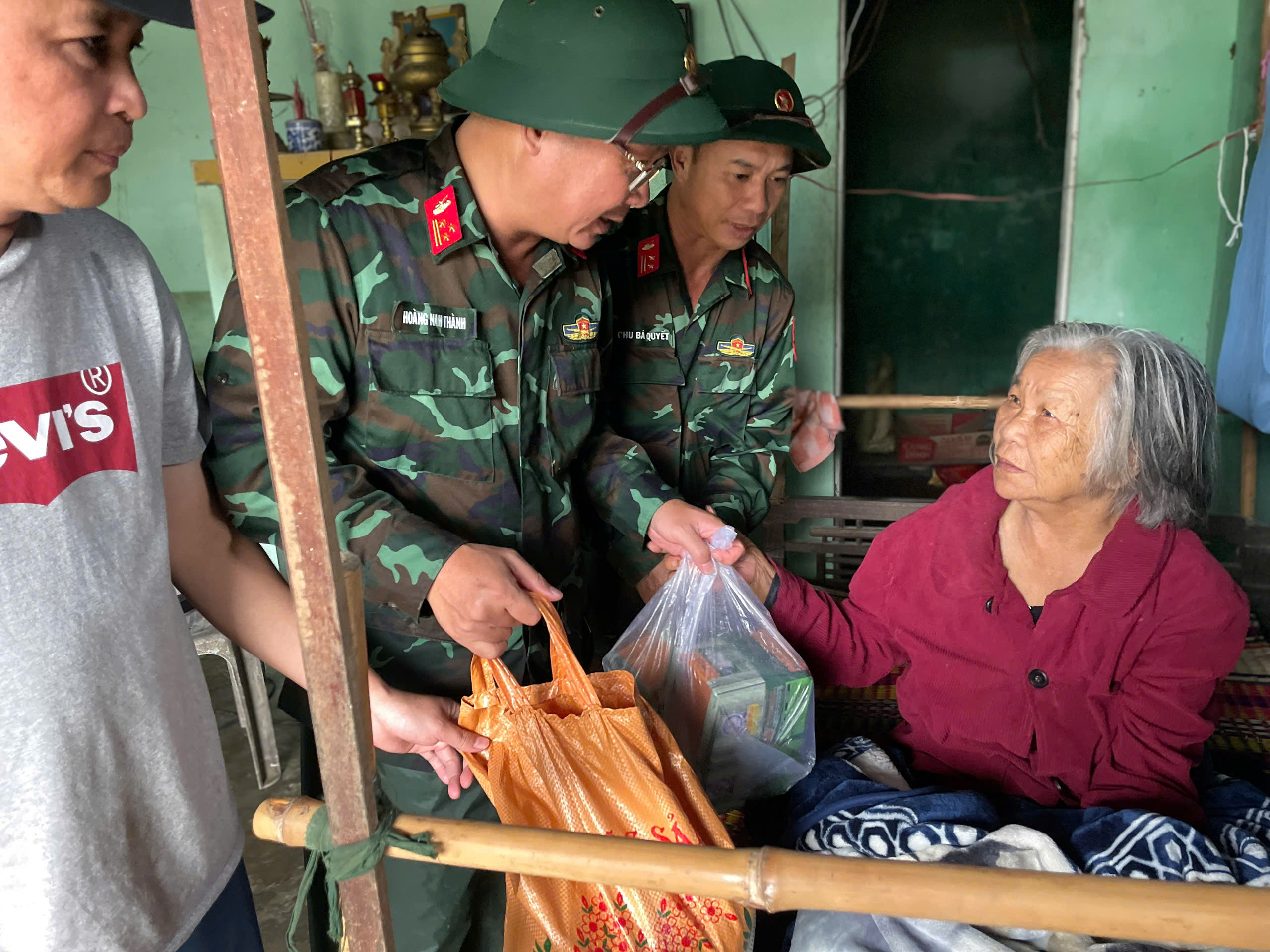 Bộ đội Lữ đoàn 574-QK5 đưa thực phẩm hỗ trợ người dân thượng nguồn sông ...