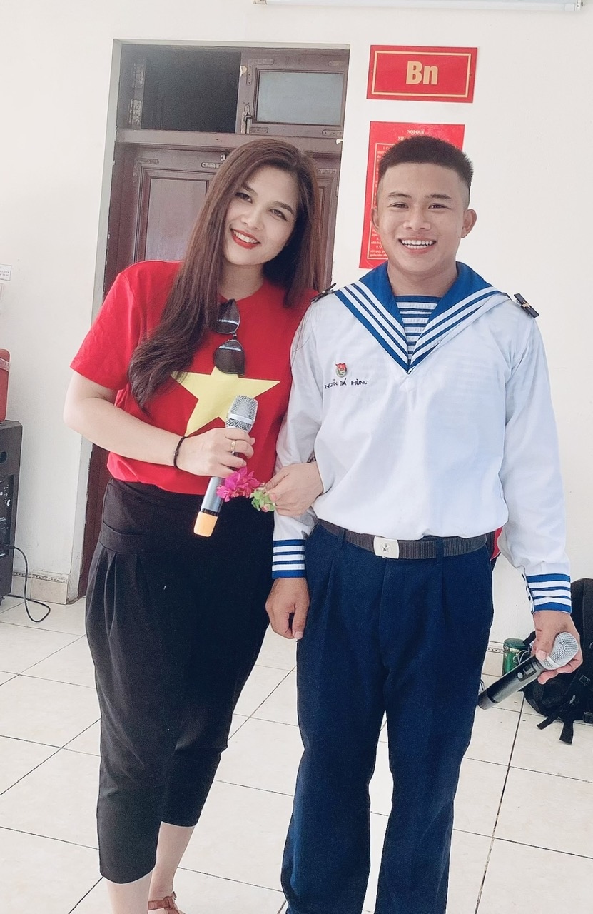 NSƯT Bùi Thu Huyền: Niềm vui được hát cho các chiến sĩ hải đảo, hát cho kiều bào