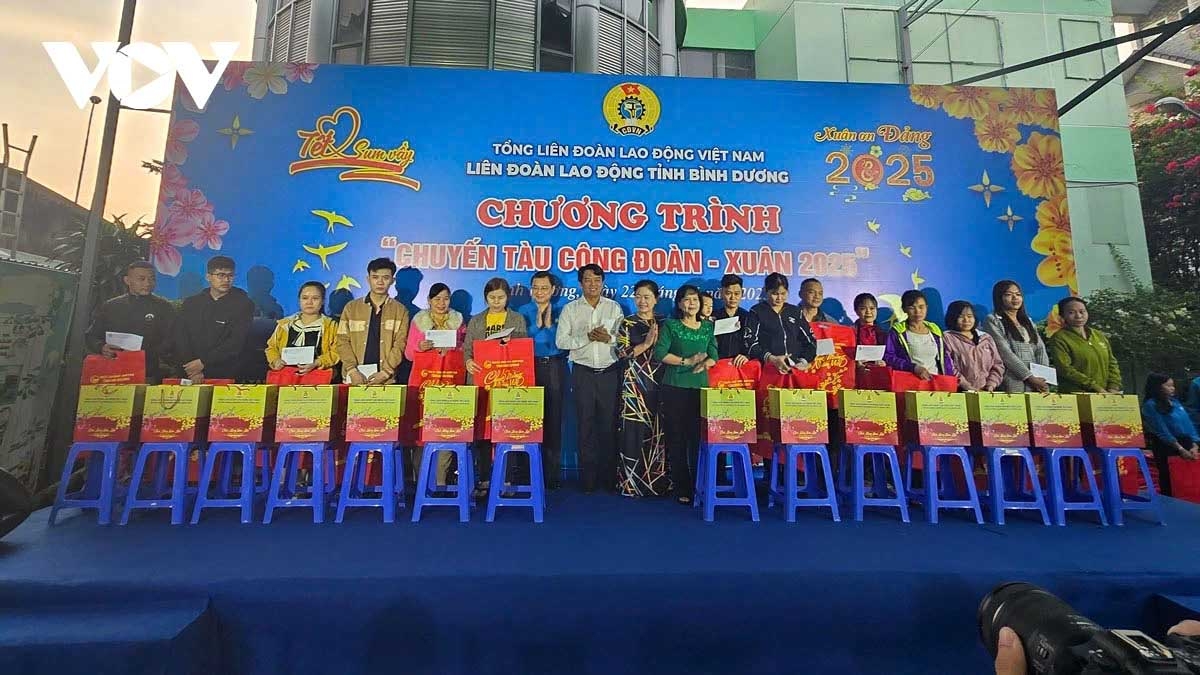 Poor workers overjoyed to take free train home for Tet family reunion