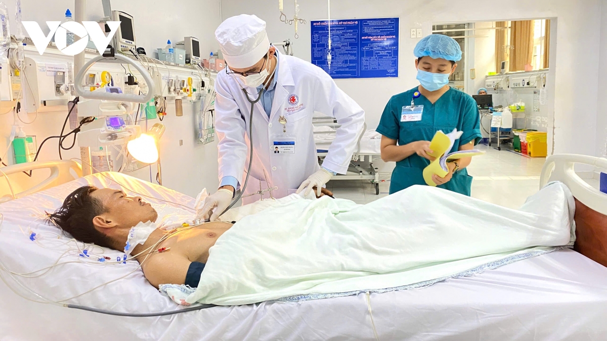 Nối cánh tay bị đứt lìa do tai nạn lao động