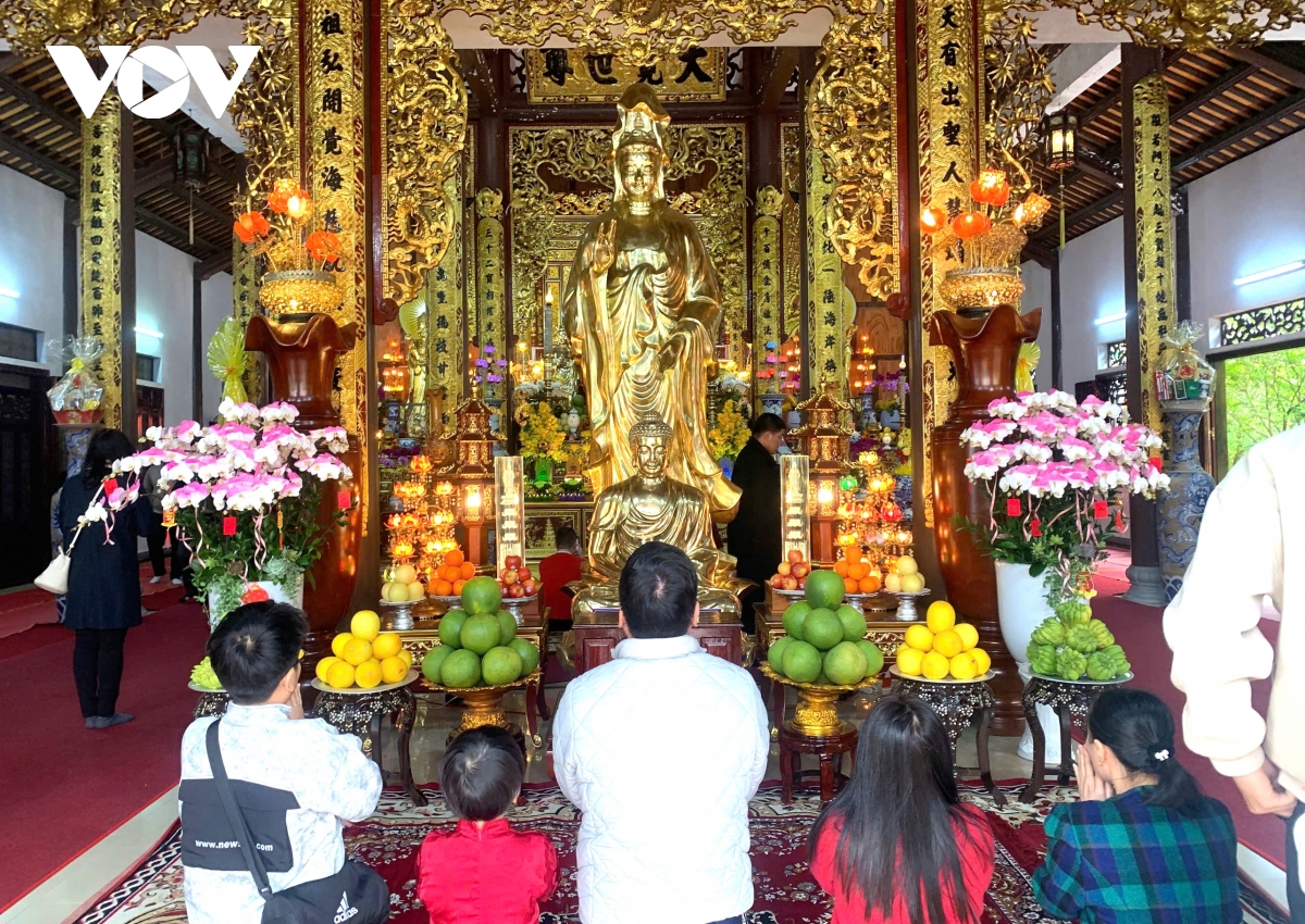 Người dân Huế đi chùa, mong cầu nước thái, dân an trong năm mới Ất Tỵ