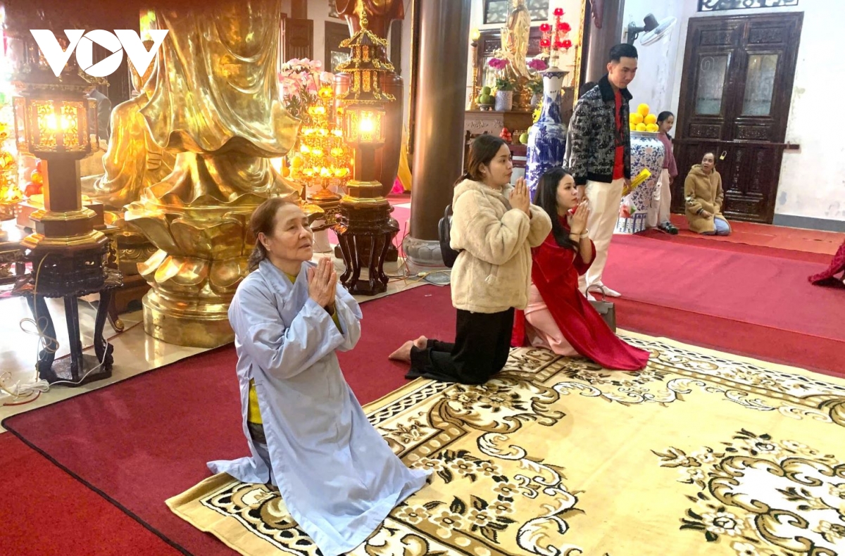 Người dân Huế đi chùa, mong cầu nước thái, dân an trong năm mới Ất Tỵ