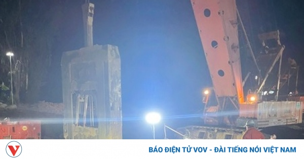 Vụ bé trai lọt trụ bê tông: Đã đưa được đốt cọc thứ nhất dài 12m lên ...