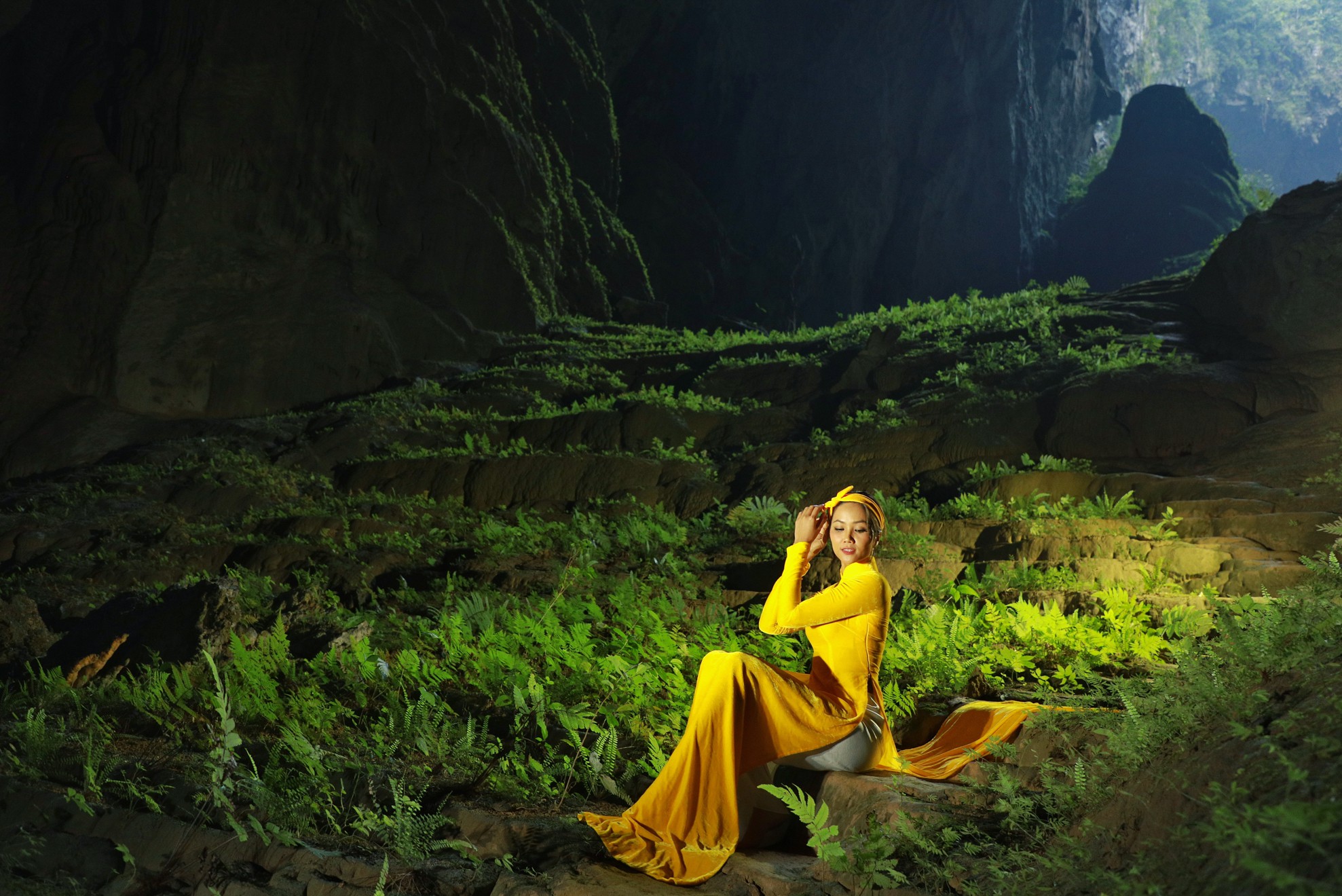 Chiêm ngưỡng bộ ảnh đặc biệt của Hoa hậu H'Hen Niê tại hang Sơn Đoòng